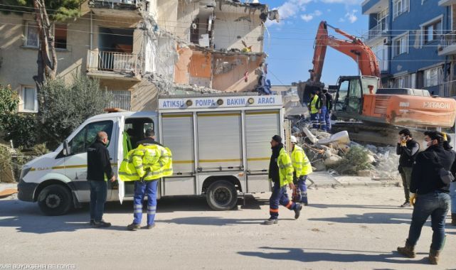 Deprem bölgesindeki su sorunu için İzmir Büyükşehir Belediyesi ekipleri ... Deprem bölgesindeki su sorunu için İzmir Büyükşehir Belediyesi ekipleri ...