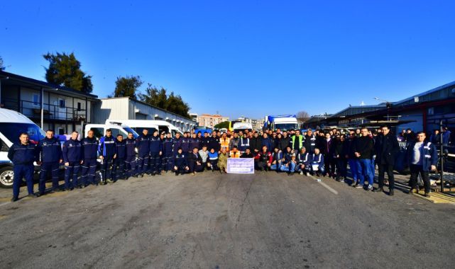 İzmir Büyükşehir Belediyesi’nden afet bölgesine personel desteği ... İzmir Büyükşehir Belediyesi’nden afet bölgesine personel desteği ...