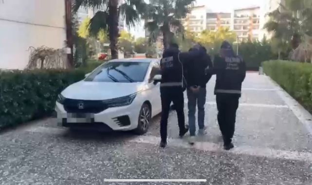 İnterpol tarafından kırmızı bültenle aranan zanlı İzmir’de yakalandı ... İnterpol tarafından kırmızı bültenle aranan zanlı İzmir’de yakalandı ...