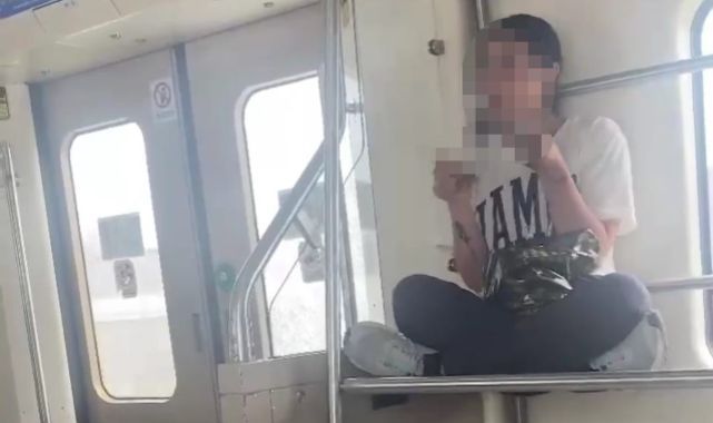 İZBAN’da akıl almaz olay... Genç kız uyuşturucu kullandı - Asayiş ... İZBAN’da akıl almaz olay... Genç kız uyuşturucu kullandı - Asayiş ...